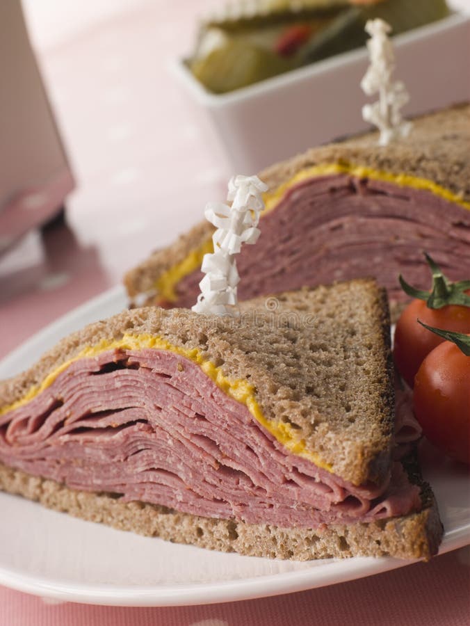 Pastrami Auf Rye-Brot Mit Senf Stockfoto - Bild von rindfleisch ...