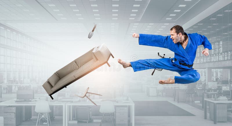 Patada De Karate Profesional Por Un Joven Foto de archivo - Imagen de ...