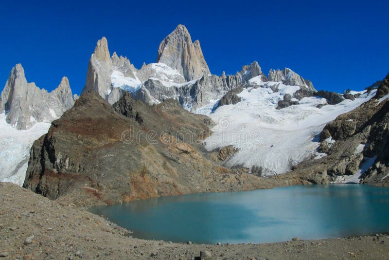 Montagna Delle Ande Fitzroy Di Patagonia E Campo Verde Fotografia Stock ...