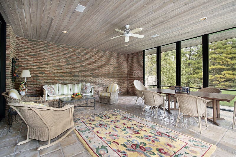 Sala De Jantar Com O Revestimento De Madeira Da Cereja Foto de Stock ...