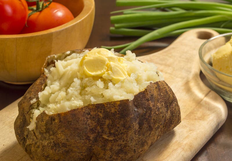 Patata Cocida Al Horno Con La Crema Amarga Y Las Cebolletas 2 Foto de ...