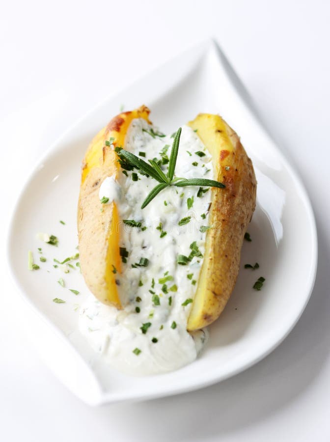 Patata Cocida Al Horno Con Crema Amarga Foto de archivo - Imagen de ...