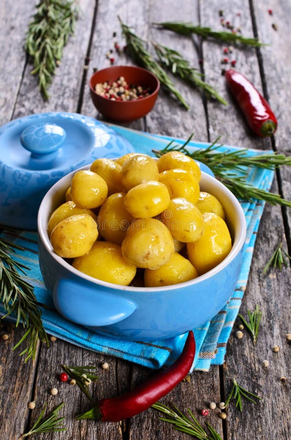 Patatas hervidas foto de archivo. Imagen de cena, gente - 58115342