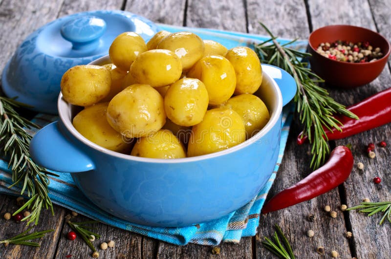 Patatas hervidas foto de archivo. Imagen de cena, gente - 58115342