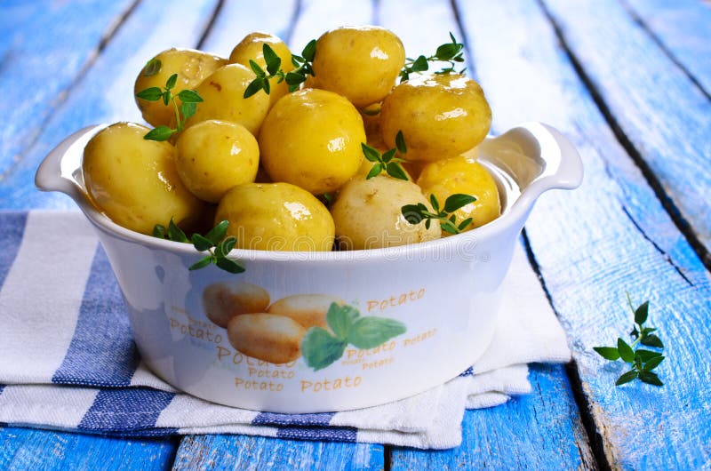 Patatas hervidas foto de archivo. Imagen de cena, gente - 58115342