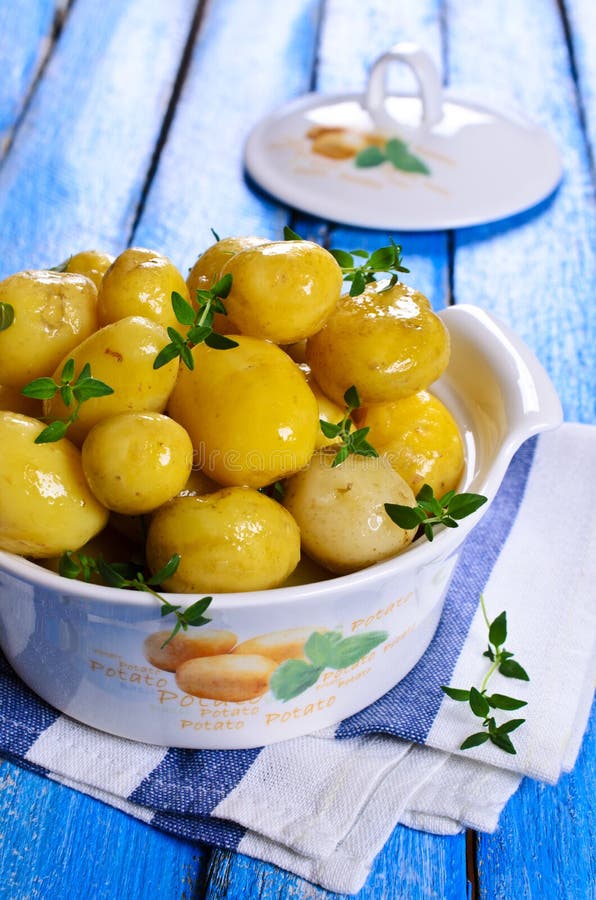 Patatas hervidas foto de archivo. Imagen de loza, calor - 58115342