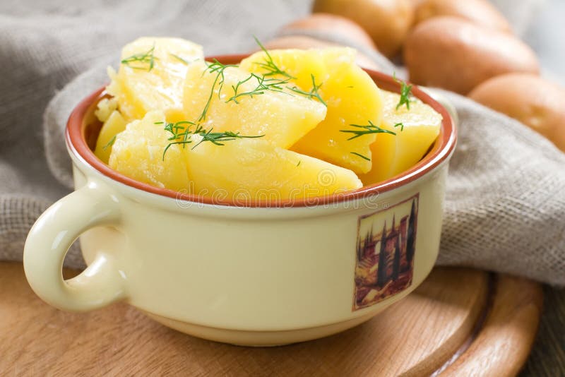 Patatas Hervidas Con Eneldo Y Mantequilla Imagen de archivo - Imagen de ...