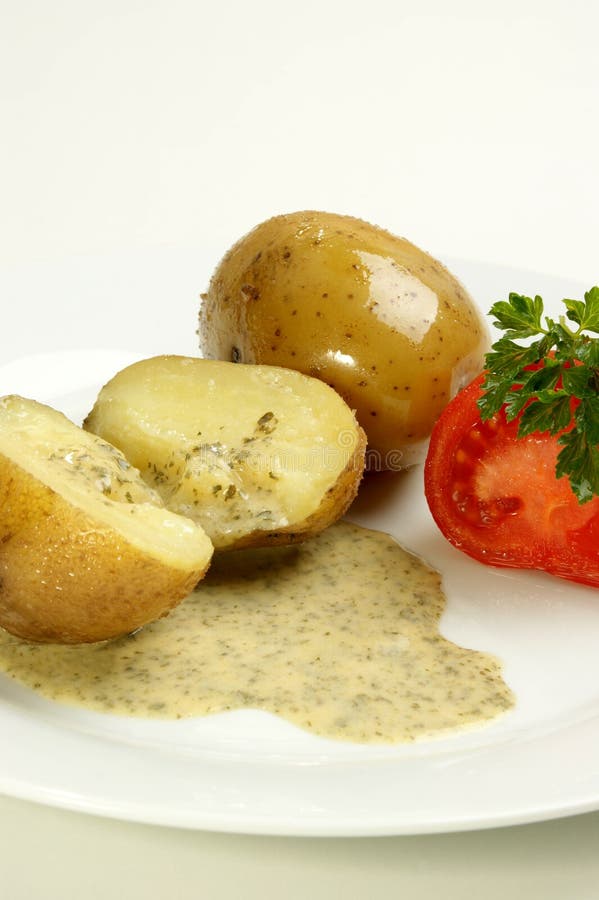 Patatas Hervidas Con La Salsa Del Perejil Foto de archivo - Imagen de ...
