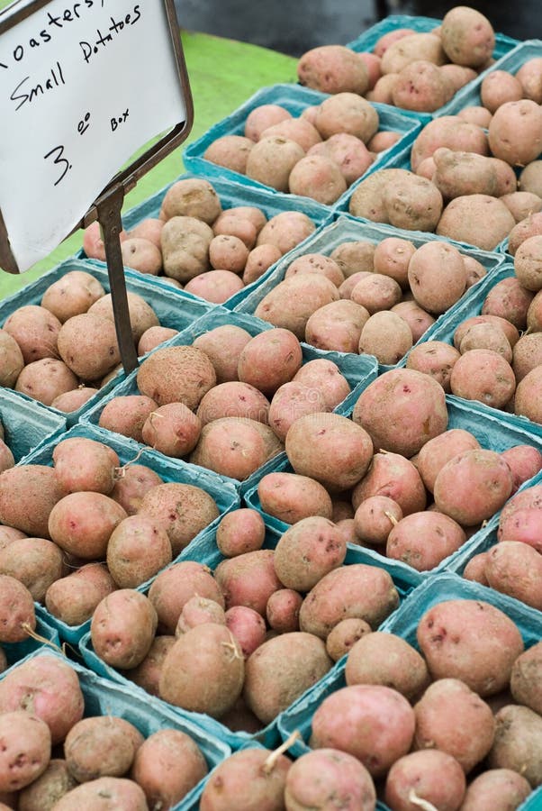 Patatas Rojas En El Mercado Del Granjero Imagen. Imagen: 13606018
