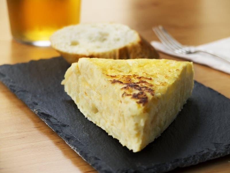 Tortilla De Patatas Cuisson De Lomelette Espagnole Avec Le Chorizo De