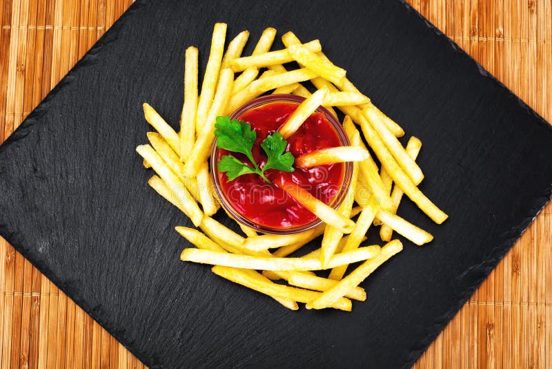 Patatina Fritta Con Ketchup Su Fondo Di Legno Fotografia Stock ...