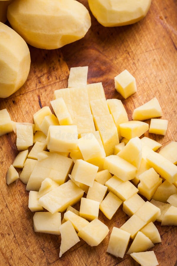 Patate Tagliate Su Un Tagliere Di Legno Fotografia Stock - Immagine di ...