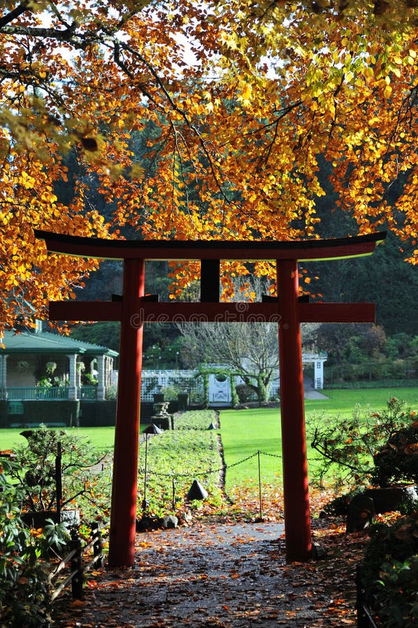 Wishing Well in Countryside Stock Image - Image of autumnal, colours ...