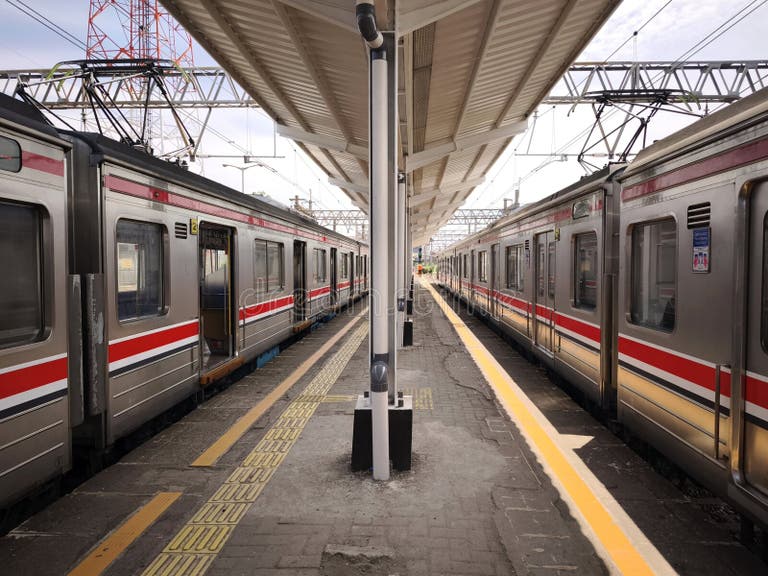 Path for Passengers between Two Train Lines in Opposite Directions ...