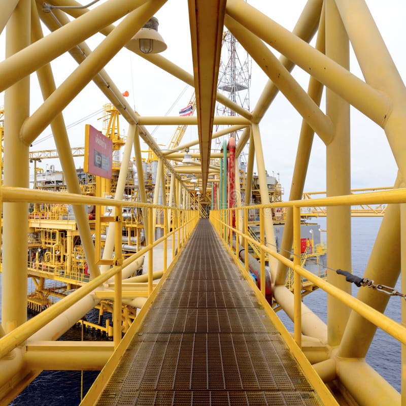 Pathway Bridge Offshore Oil Rig Stock Photos - Free & Royalty-Free ...