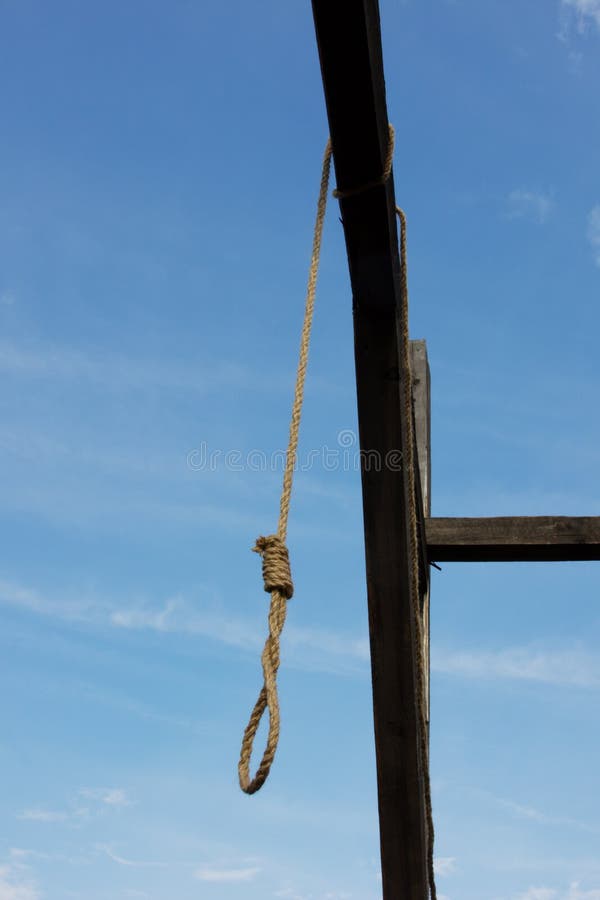 Patibolo Del ` S Della Boia Con Il Cappio Della Corda Contro Cielo Blu ...