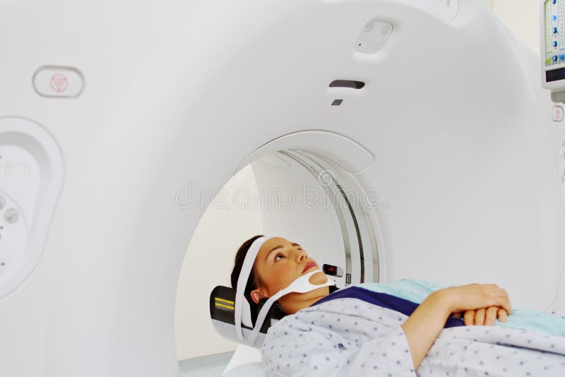 Patient, Der Computertomographie Ihres Kopfes Hat Stockfoto - Bild von ...