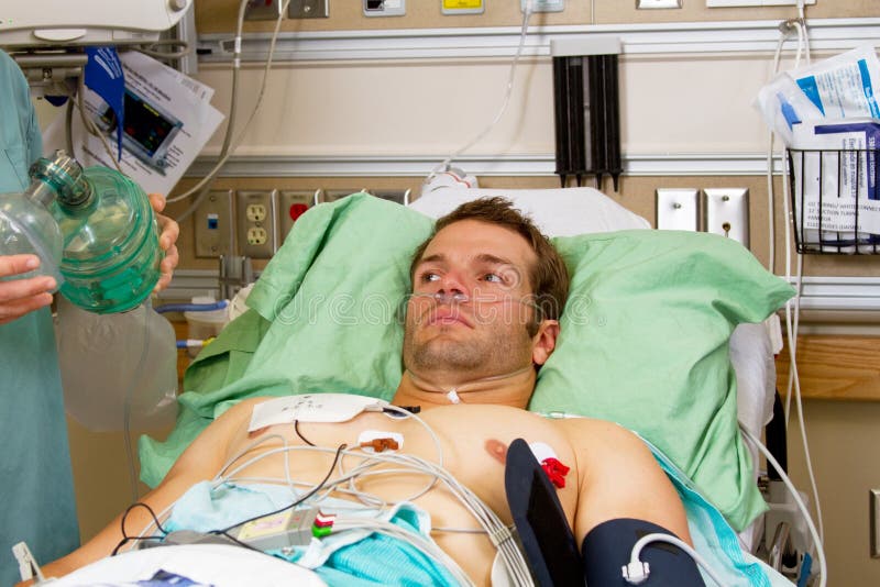 Patient Se Trouvant Sur Le Lit Dans La Chambre D'hôpital Image stock ...