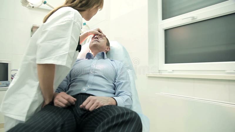 Belle Femme à Un Examen Médical Banque De Vidéos - Vidéo du aide ...