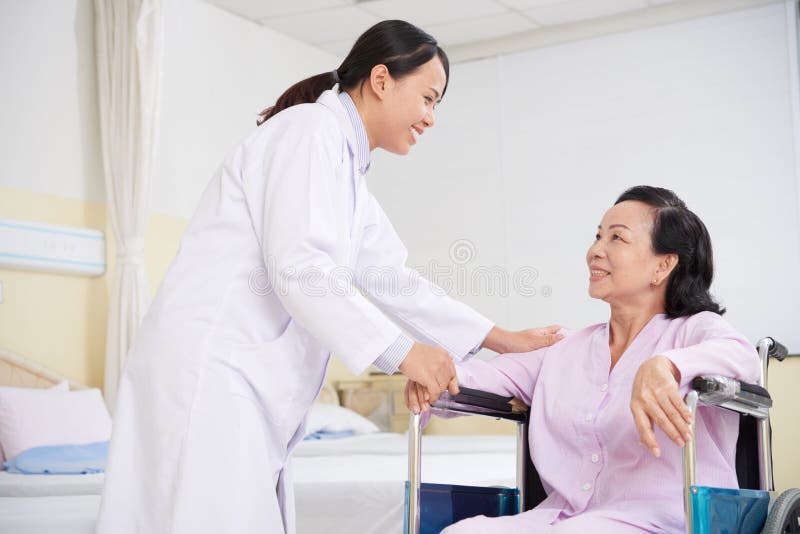 Patient rassurant image stock. Image du femme, wheelchair - 131089753