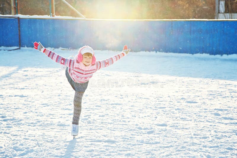 Patinage De Glace De Fille Sur La Piste Photo stock - Image du ...