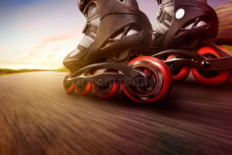 Patins em linha na estrada imagem de stock. Imagem de rolamento - 168600717