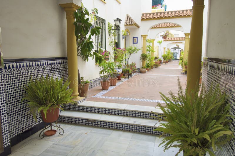 Patio andaluz típico foto de archivo. Imagen de plantas - 9976744