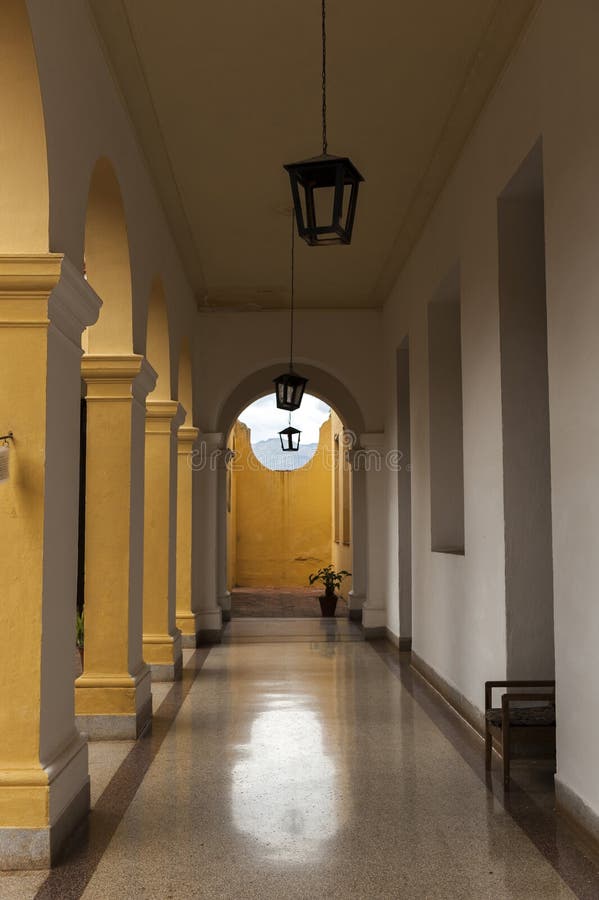 Patio Colonial En Trinidad, Cuba, Pasillo, Columnas, Edificio Interior ...