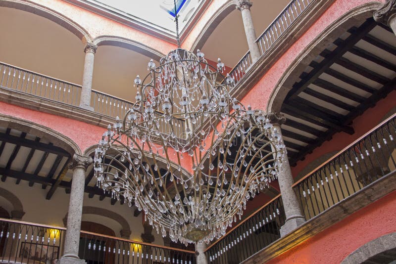 Patio colonial español imagen de archivo. Imagen de edificio - 112245713