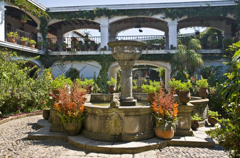 Patio con fuente foto de archivo. Imagen de verde, colonial - 14825318