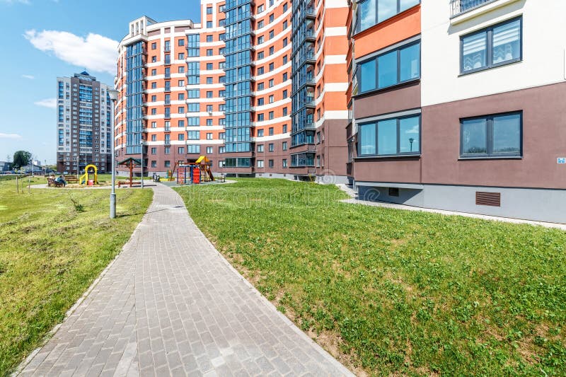 Patio Con Parque Infantil Cerca De Un Edificio De Varias Plantas Imagen ...