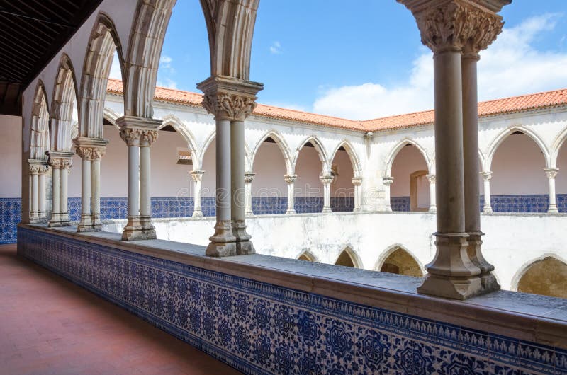 Patio De Un Castillo Medieval Foto de archivo - Imagen de cielo, viejo ...
