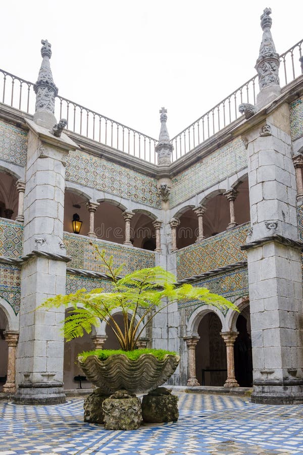 Patio De Un Castillo Medieval Foto de archivo - Imagen de cielo, viejo ...