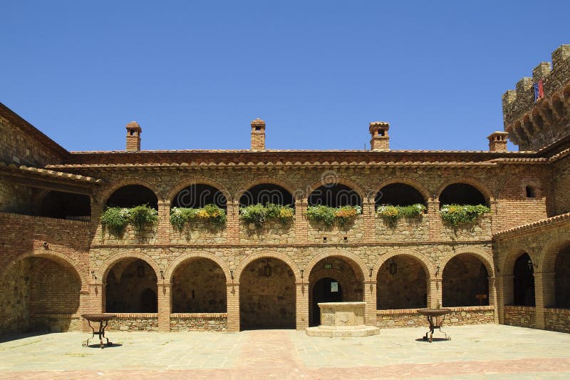 Patio del castillo imagen de archivo. Imagen de porche - 11771881