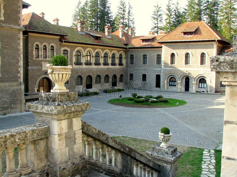 Patio Del Castillo De Cantacuzino Imagen de archivo - Imagen de fondo ...