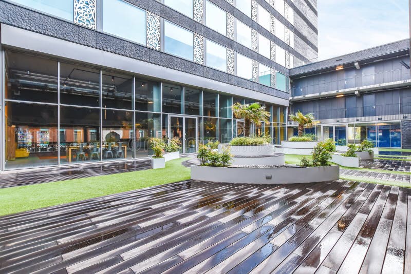 Patio del edificio imagen de archivo. Imagen de fuente - 232930007