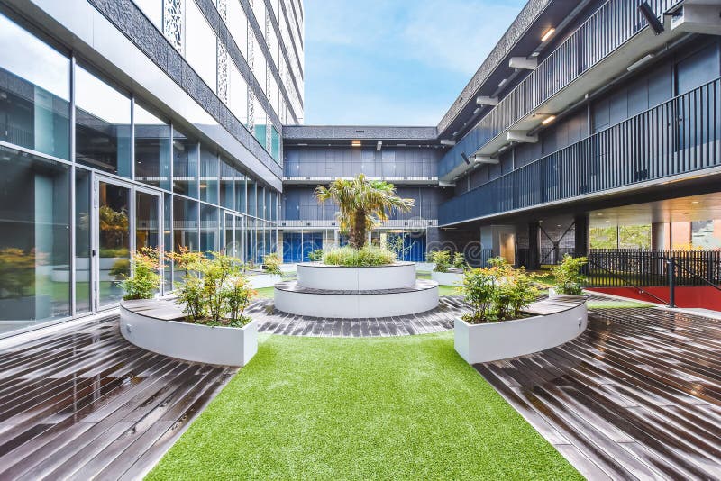 Patio del edificio foto de archivo. Imagen de comodidad - 232930326