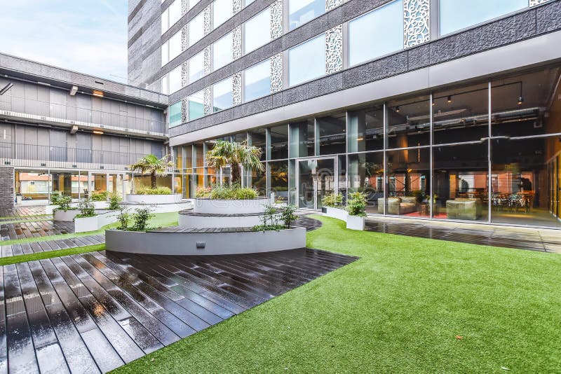 Patio del edificio foto de archivo. Imagen de moderno - 232930428