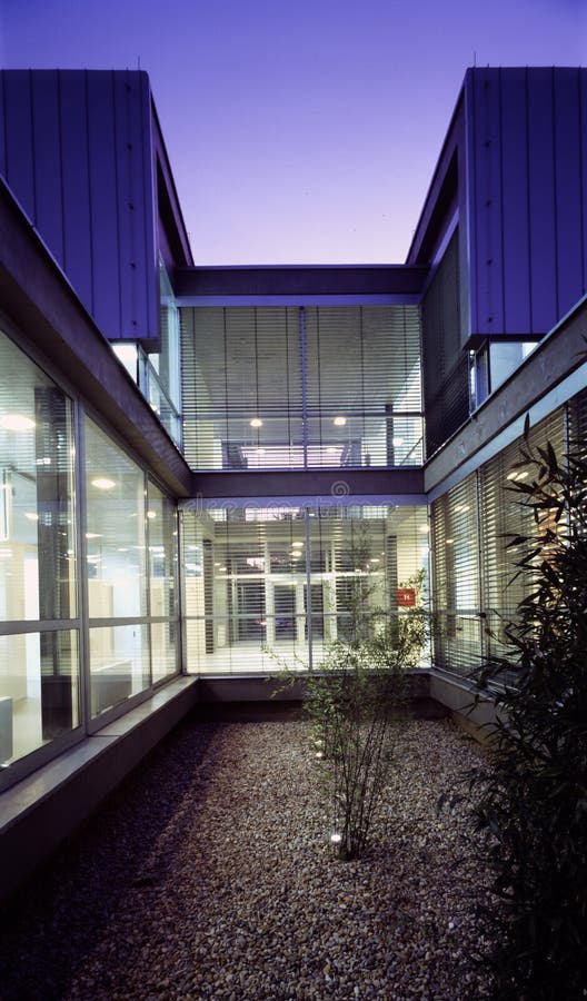 Patio En Un Edificio Moderno Foto de archivo - Imagen de jefaturas ...