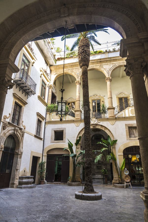 Patio Interior De Un Edificio En Palermo En Sicilia, Italia Imagen de ...