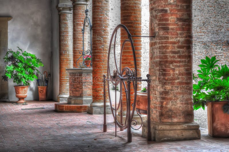 Patio medieval en Certaldo imagen de archivo. Imagen de italia - 64878677