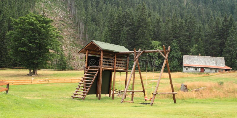 Patio vacío de los niños imagen de archivo. Imagen de madera - 58030969