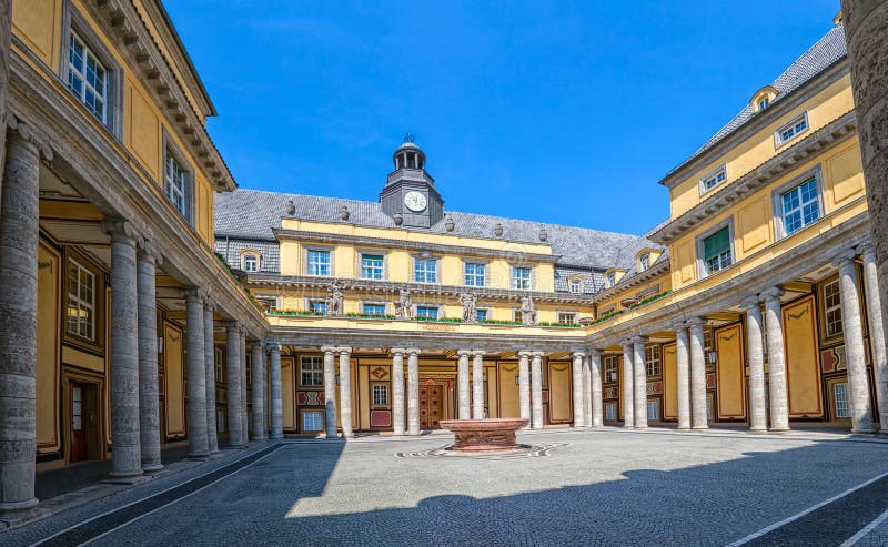 Patio Viejo Del Edificio De Munich Imagen editorial - Imagen de viejo ...