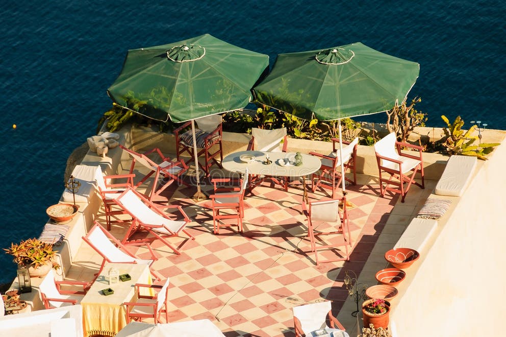 Patio y parasoles imagen de archivo. Imagen de grecia - 40264575