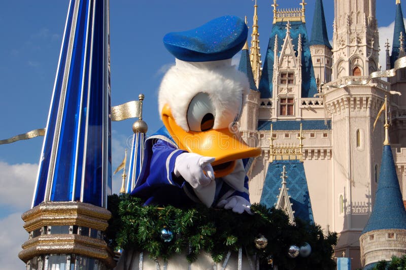 Pato De Disney Donald Durante Uma Parada Foto Editorial - Imagem de ...