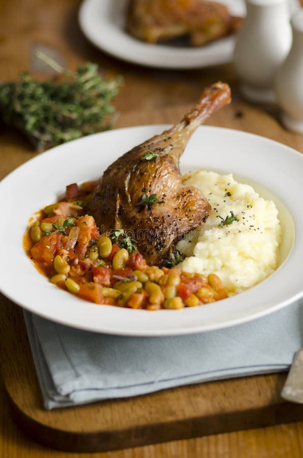 Pato del Confit foto de archivo. Imagen de pierna, habas - 30595344