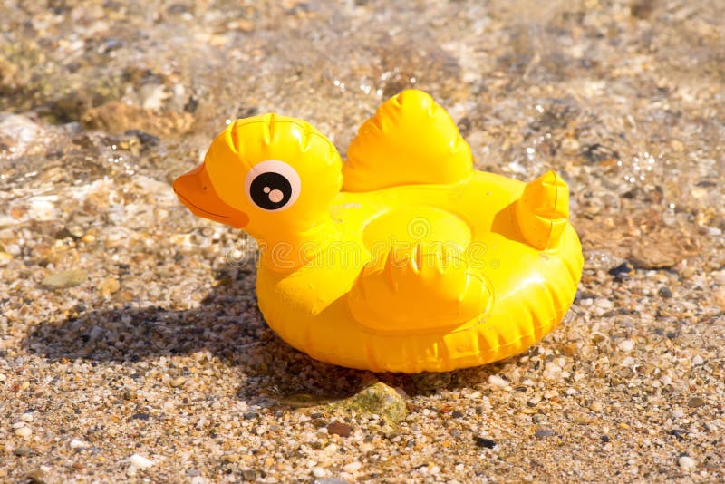Juguete Inflable. Un Pato Inflable En La Arena De La Playa. Foto de ...