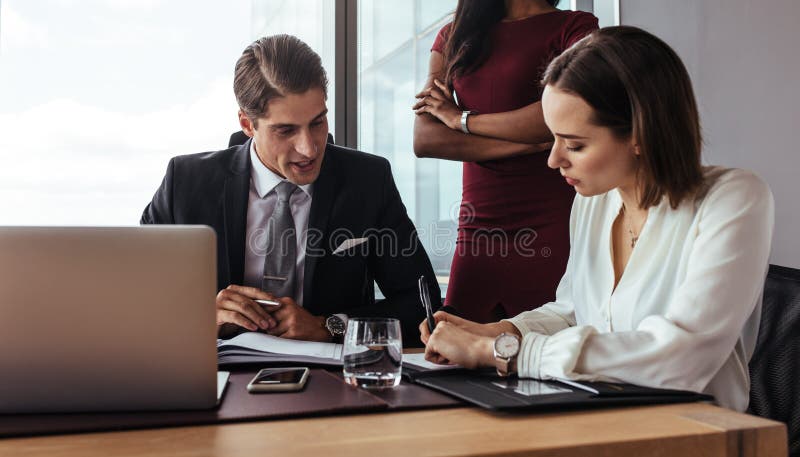 Homme D'affaires Et Son Secrétaire Auxiliaire Dans Son Bureau Image ...