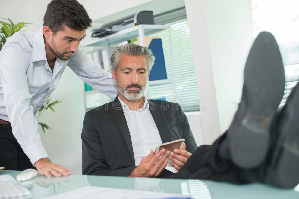 Patron Et Assistant Dans Le Bureau Photo stock - Image du travail ...