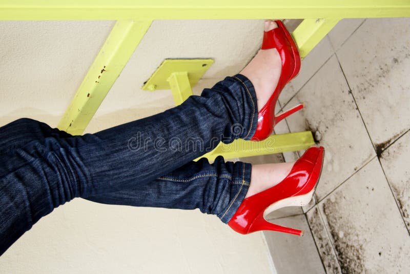 Pattes De Harmonous Dans Les Jeans Et Des Chaussures Rouges Photo stock ...